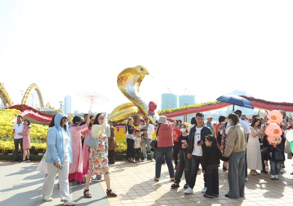 Du xuân đường hoa, check-in linh vật Ất Tỵ 2025 ở thành phố Đà Nẵng ...